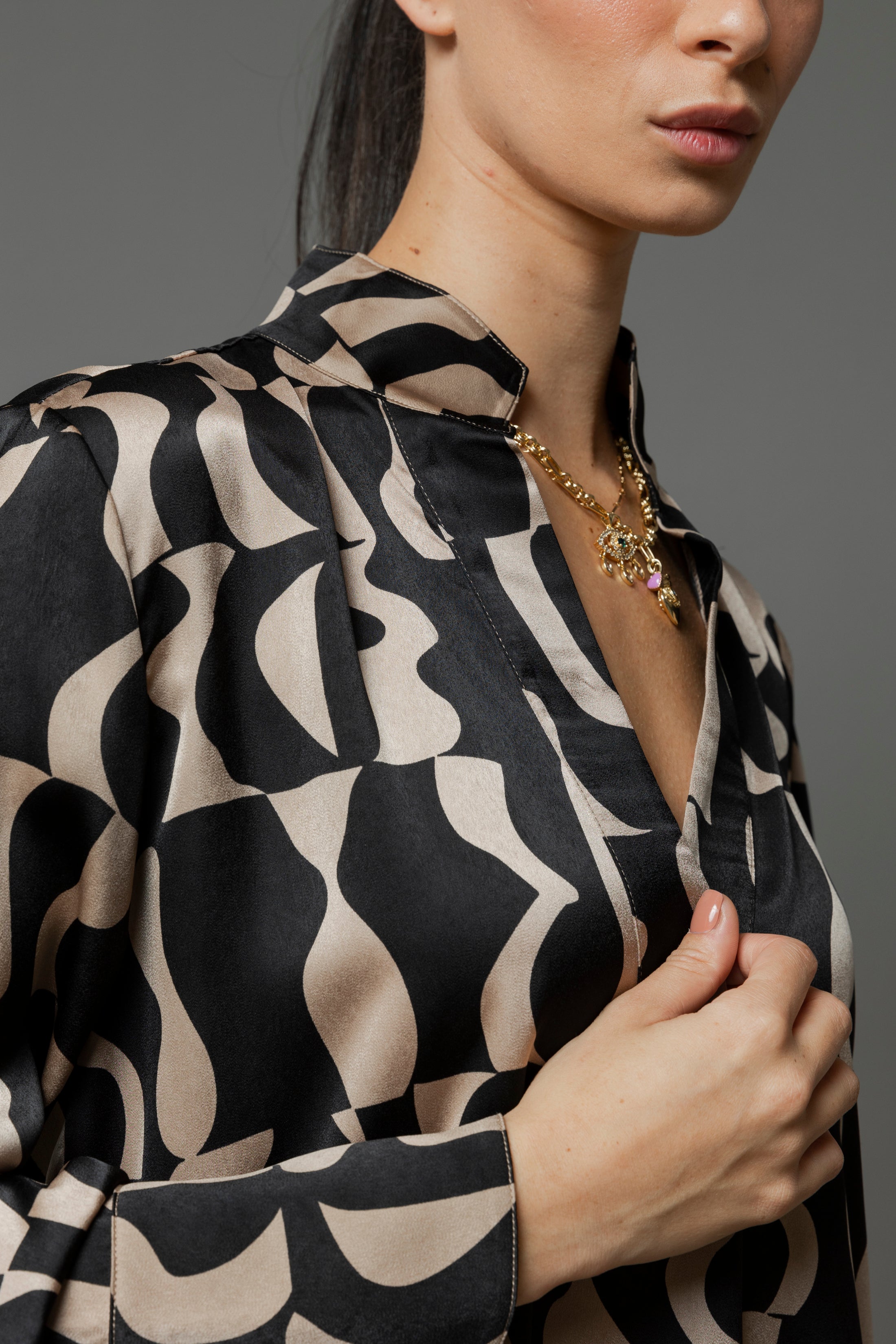 Black Taupe Abstract Blogger Shirt – Motto AU